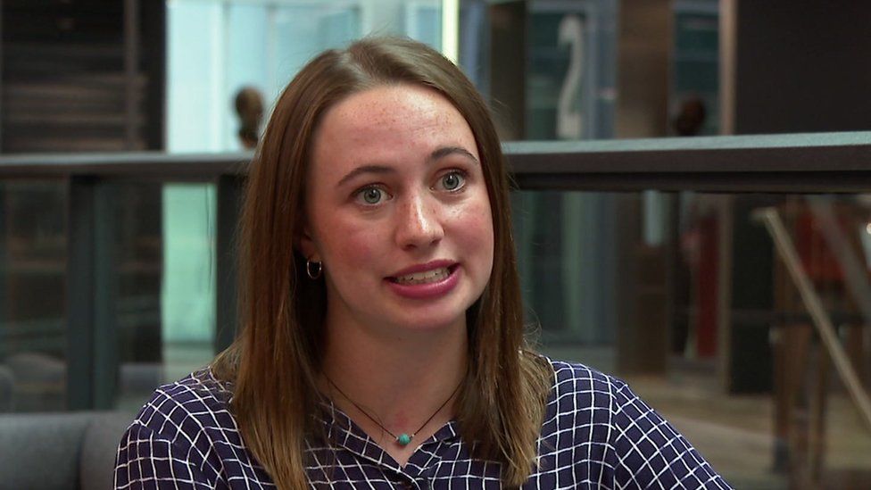 Cymorth i blant ysgol â nam golwg yn 'anghyson' - BBC Cymru Fyw