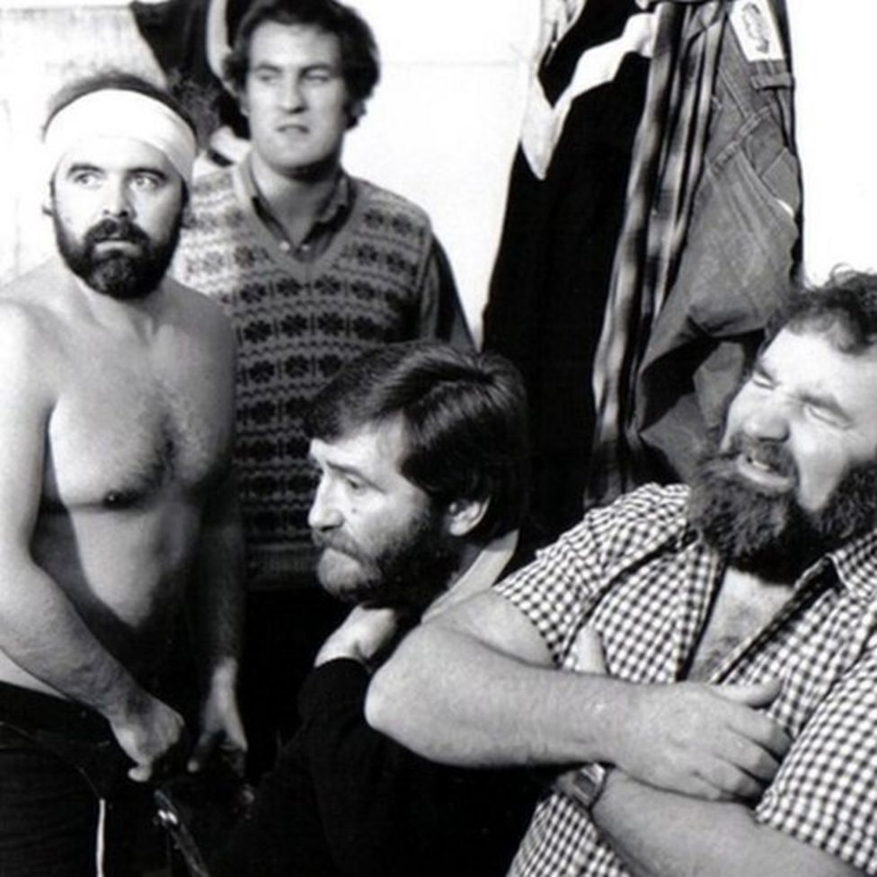 Michael Sheen ac enwogion eraill Pobol y Cwm - BBC Cymru Fyw