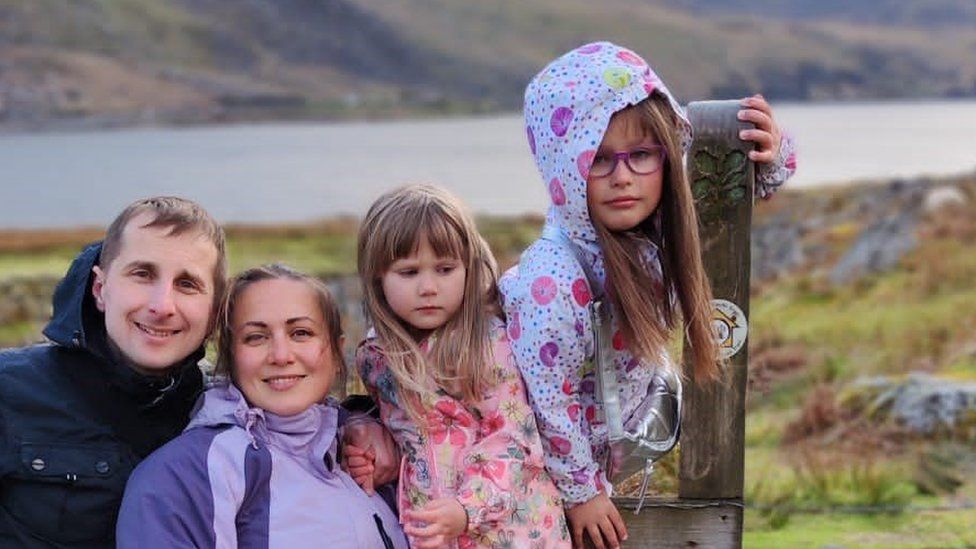 Wcráin: Meistroli'r Gymraeg ar ôl 'bod drwy gymaint' - BBC Cymru Fyw