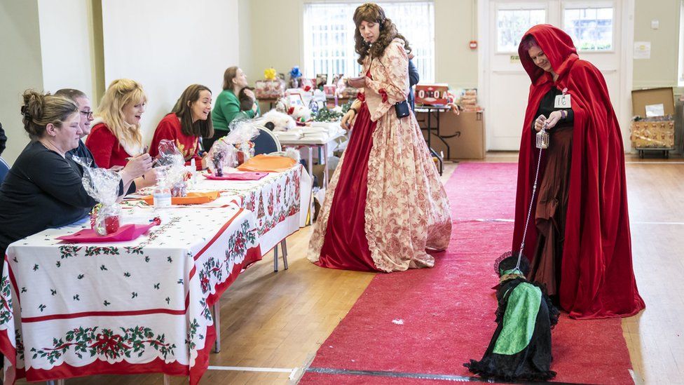 Dogs parade in Scrooge-themed pooch pageant in Leeds - BBC News