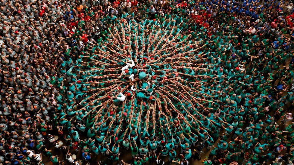 In pictures: Tarragona's human tower competition - BBC News