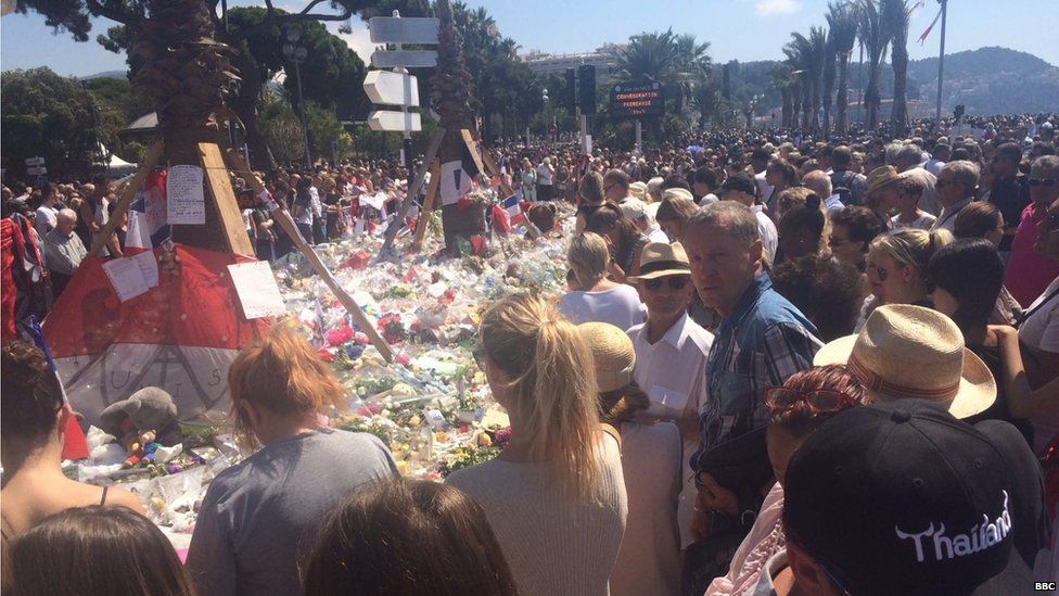 Attack on Nice: French PM Valls booed at commemoration - BBC News