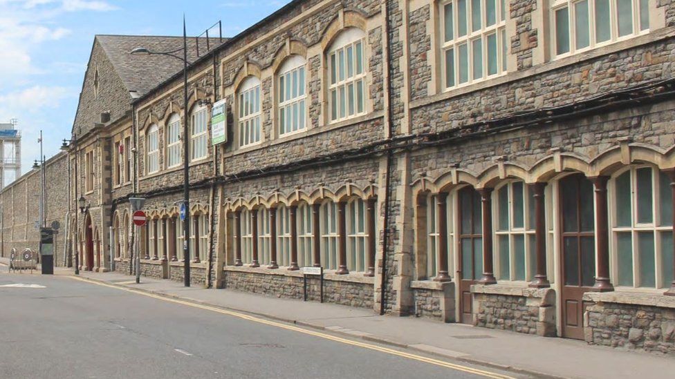 Swindon's GWR Carriage Works revamp gets extra £1m - BBC News