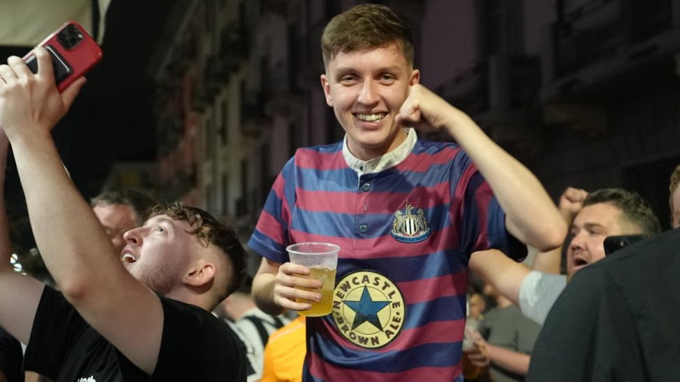 Stabbed Newcastle United fan home after Milan attack - BBC News