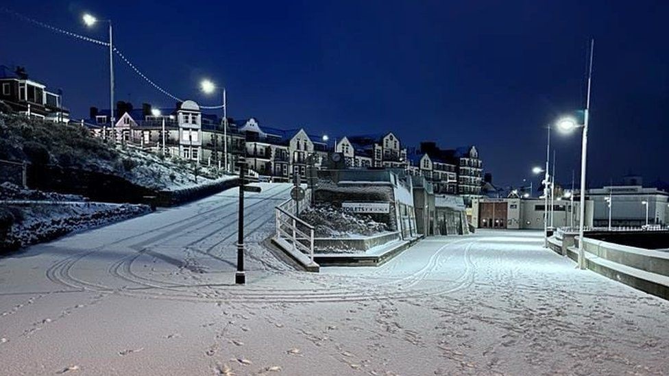 Disruption as East Yorkshire wakes up to snow - BBC News