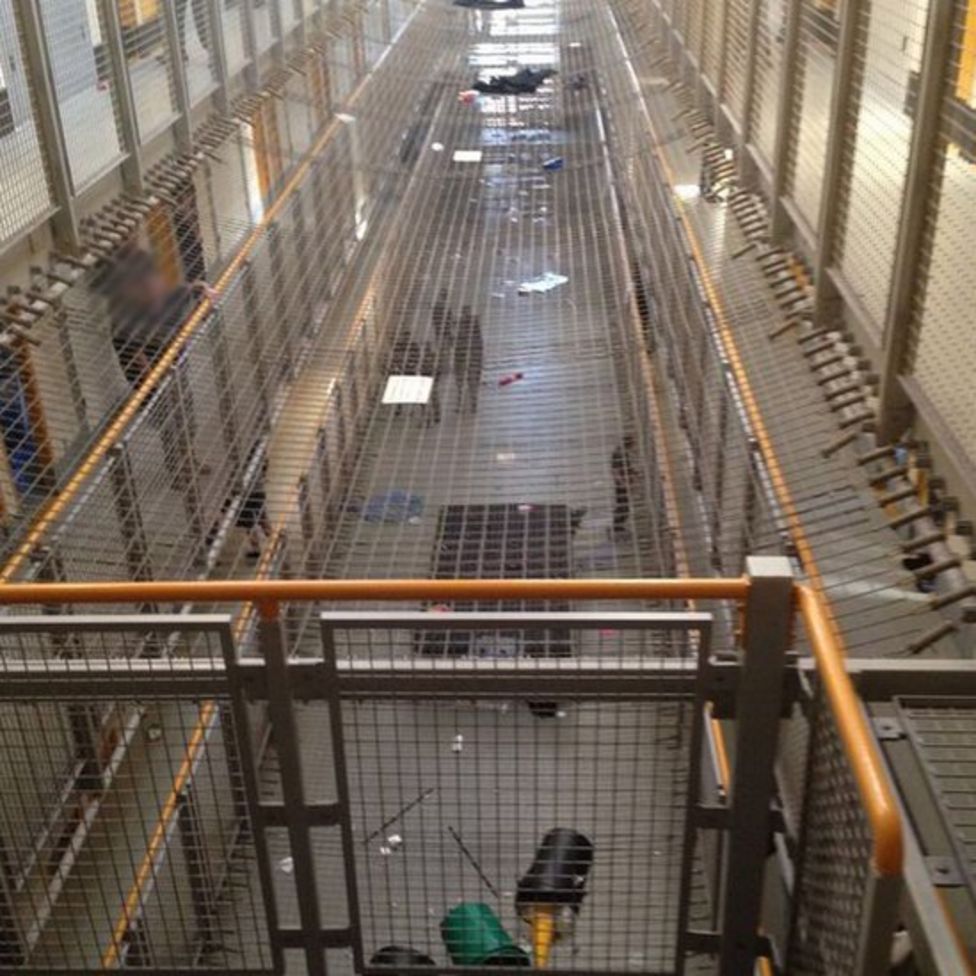 Riot officers enter HMP Birmingham amid disturbances - BBC News