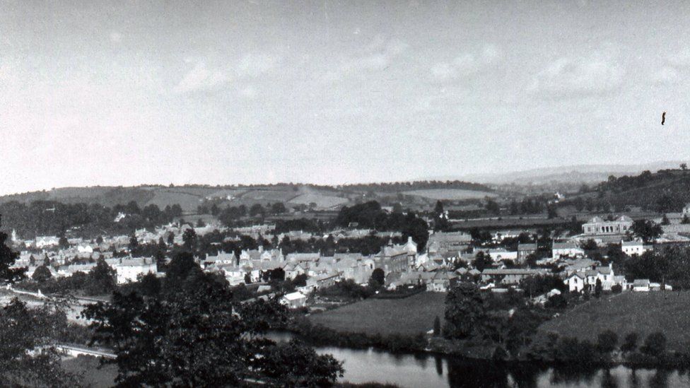 Dylan Iorwerth sy'n mynd Dan Ddirgel Ddaear - BBC Cymru Fyw