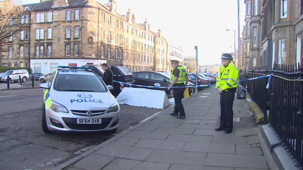 Body of man found in Edinburgh street - BBC News