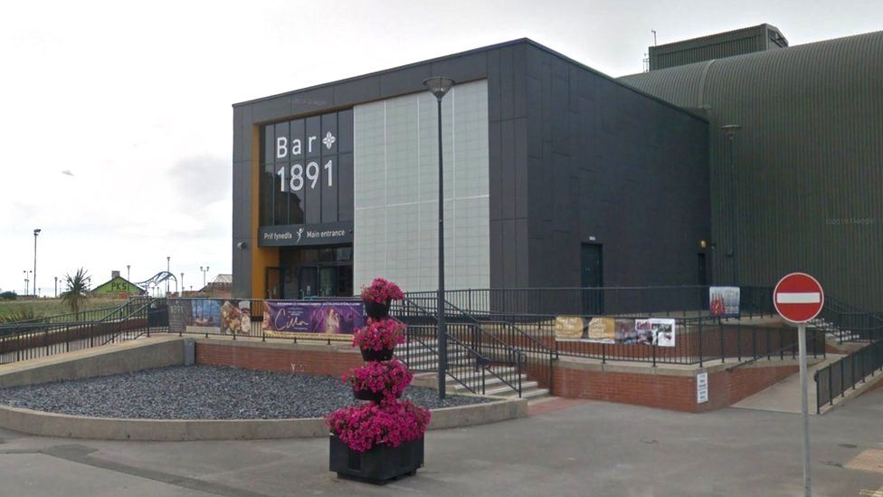 Low food hygiene rating for council-owned Rhyl restaurant - BBC News