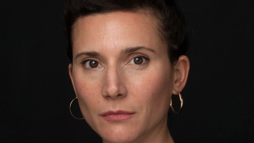 Debut writer KJ Orr beats Hilary Mantel to short story prize - BBC News