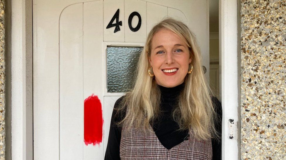 Cyngor Conwy yn cefnogi premiwm 100% ar dai haf - BBC Cymru Fyw