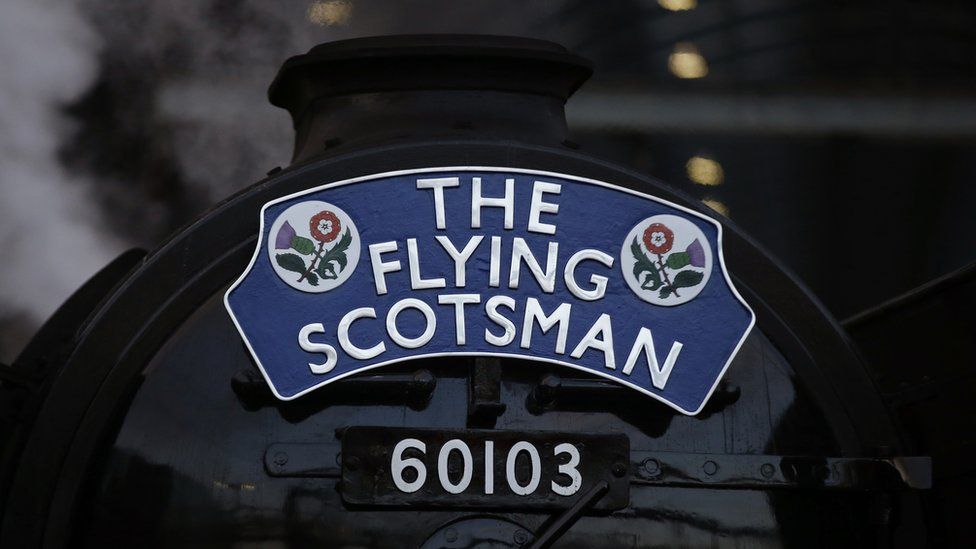 Thousands celebrate Flying Scotsman's return to Scotland - BBC News