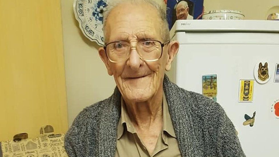 Facebook post sees WW2 veteran inundated with Christmas cards - BBC News