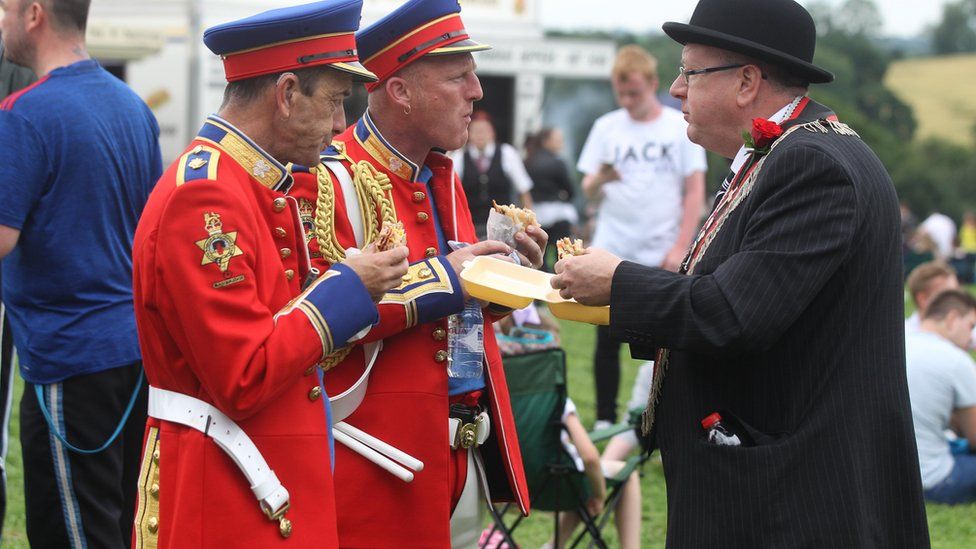 Scarva: Thousands attend 'Sham Fight' - BBC News