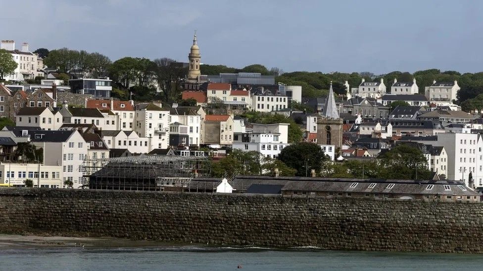 Guernsey tourism boost as visitor numbers rise - report - BBC News