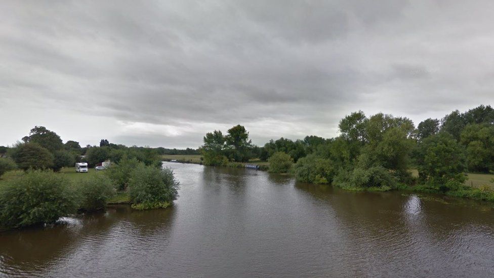 Man's body found in River Thames at Long Wittenham - BBC News