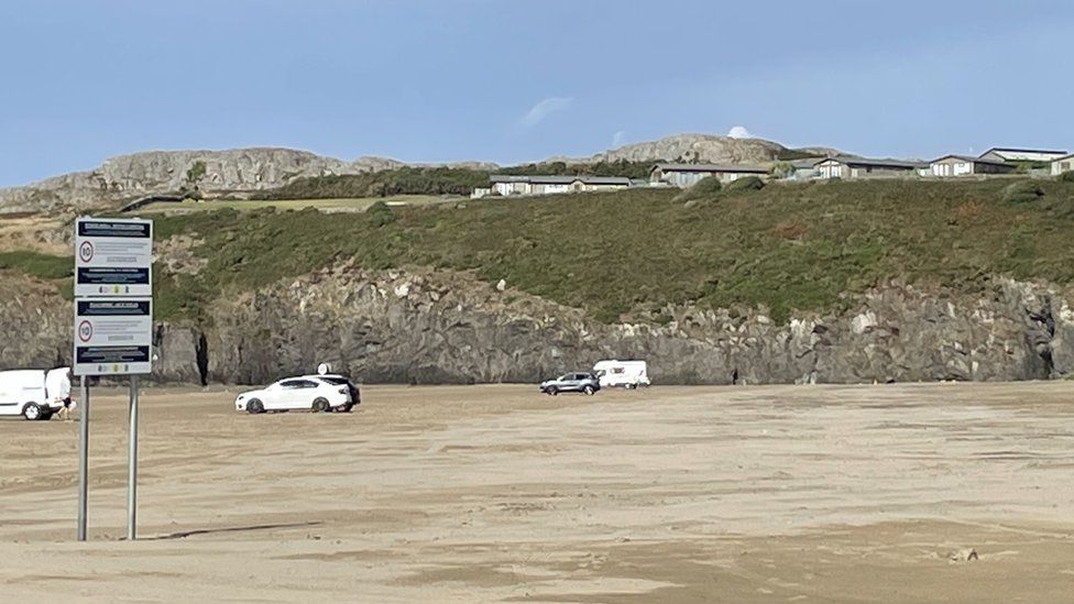 Morfa Bychan: Gwersyllwyr 'yn gwagio'u toiledau' ar dwyni tywod - BBC ...