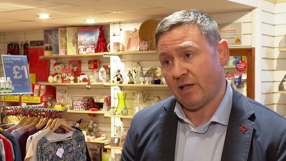 Brawd a chwaer yn achub bywyd eu tad drwy wneud CPR - BBC Cymru Fyw