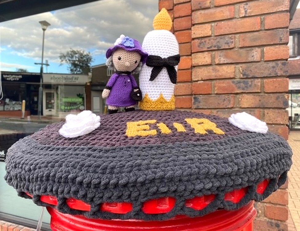 Queen Elizabeth II: Postbox topper tribute 'provides comfort' - BBC News