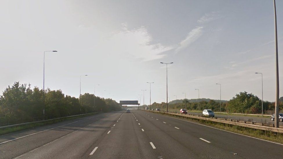 One dead and one critically injured on M1 - BBC News