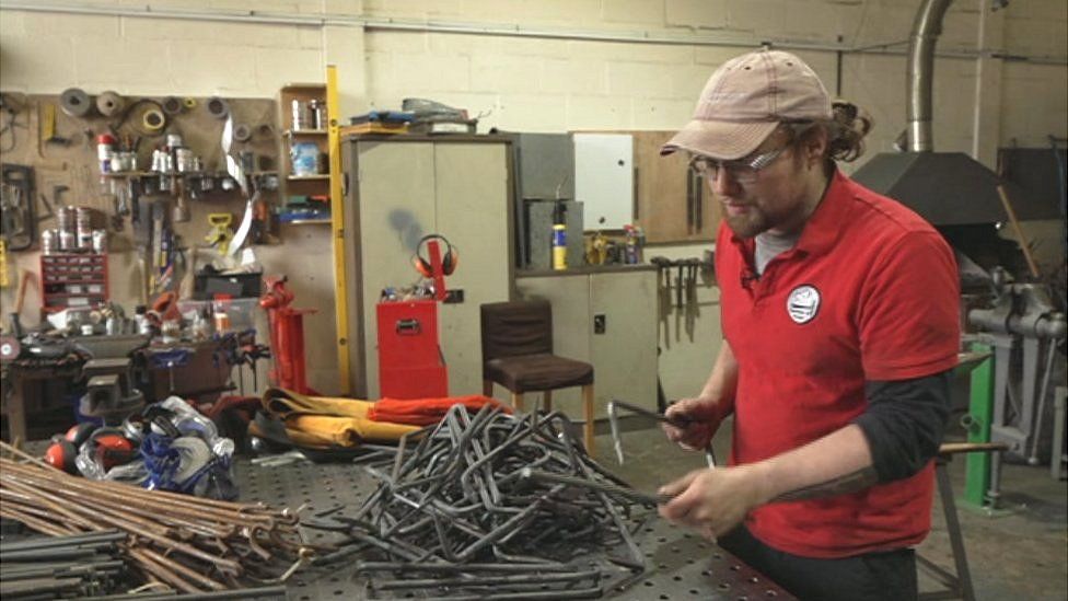 North East blacksmiths forging metal for Ukrainian army - BBC News