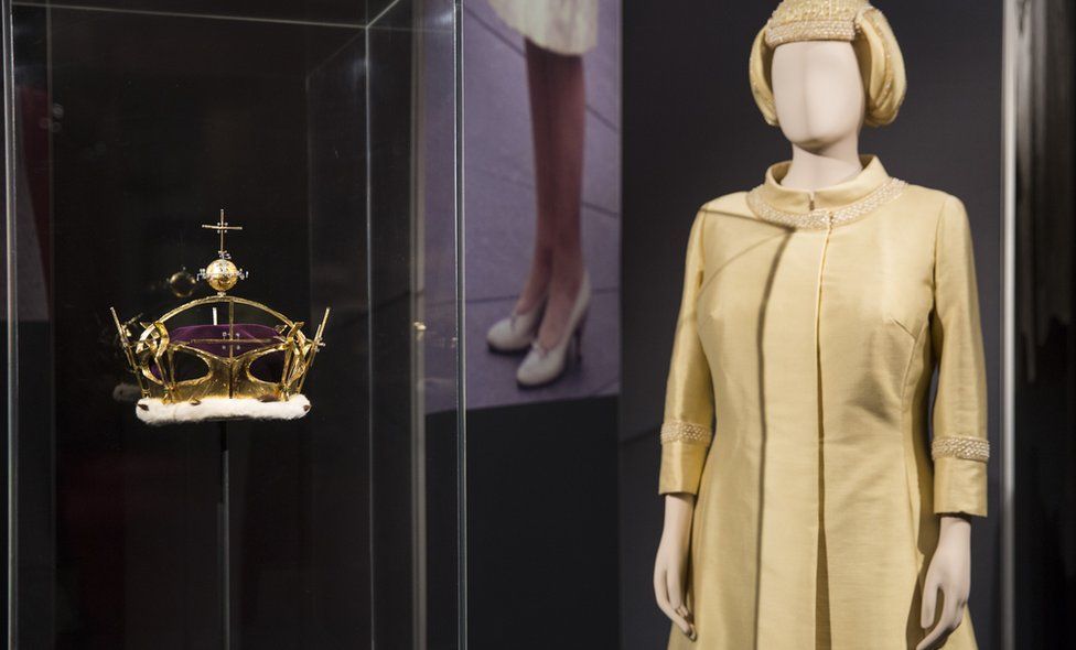 In Pictures: 90 years of The Queen's Wardrobe - BBC News