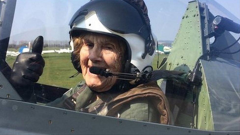 WW2 Spitfire pilot Joy Lofthouse dies aged 94 - BBC News