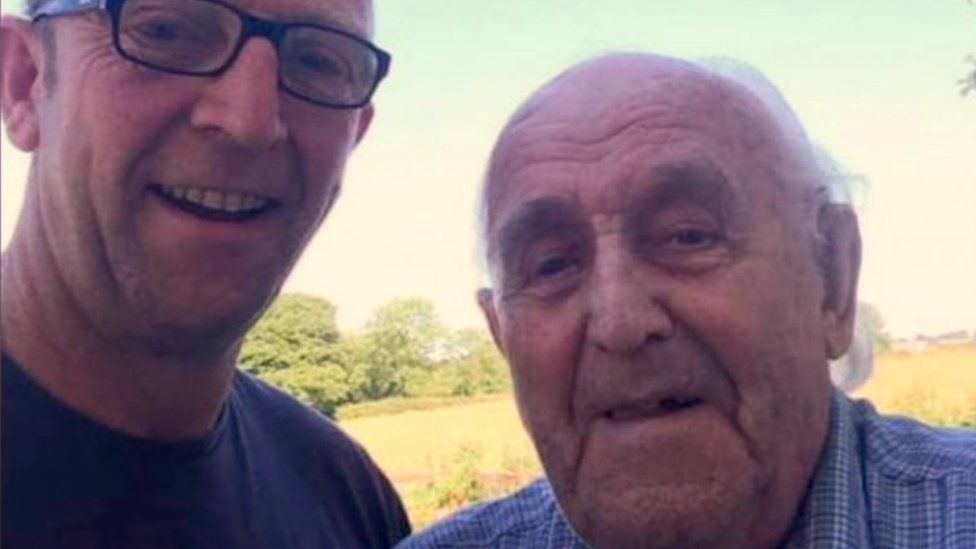 Claf yn aros pum awr am siwrne ambiwlans o 300 metr - BBC Cymru Fyw