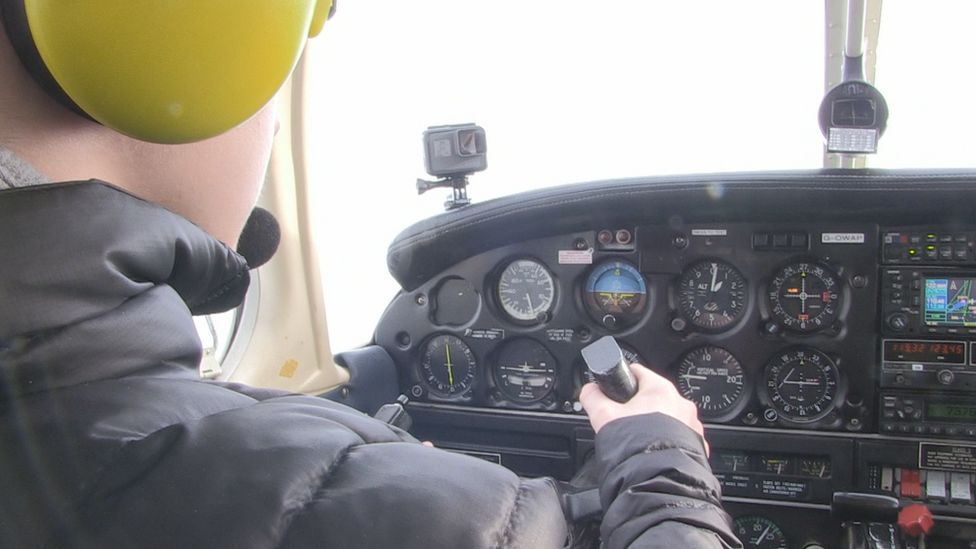 Meet the blind teenagers flying planes - BBC News