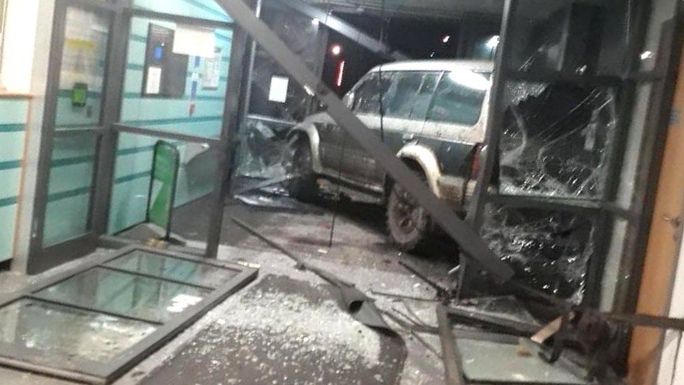 Ram-raiders hit Ysbyty Aneurin Bevan in Ebbw Vale - BBC News