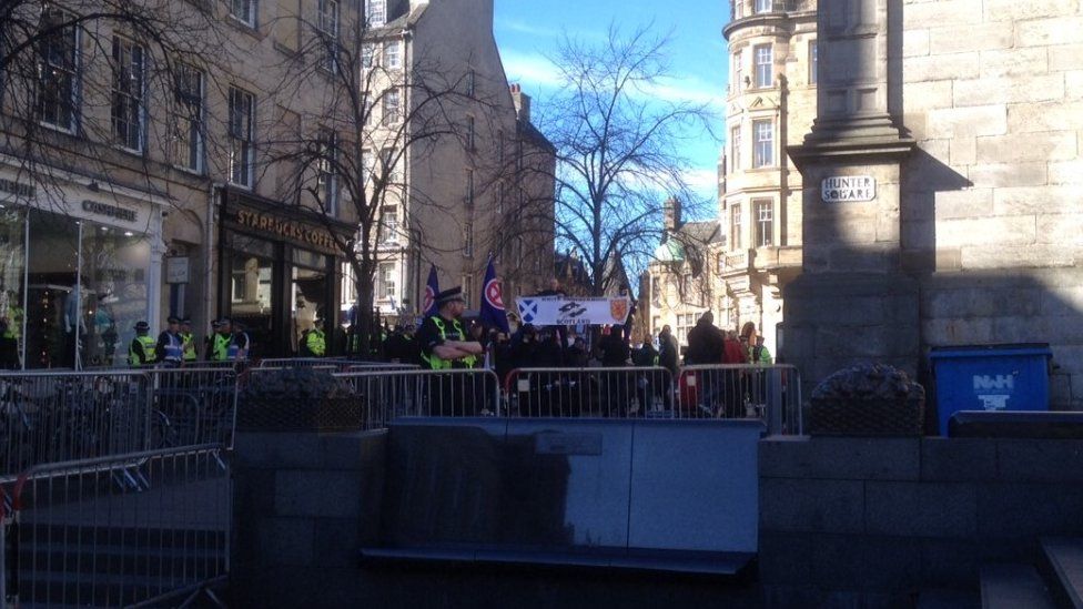 Ten arrests after fascist protest held in Edinburgh - BBC News