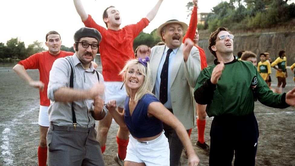 Bryn Fôn sy'n Ateb y Galw yr wythnos yma - BBC Cymru Fyw