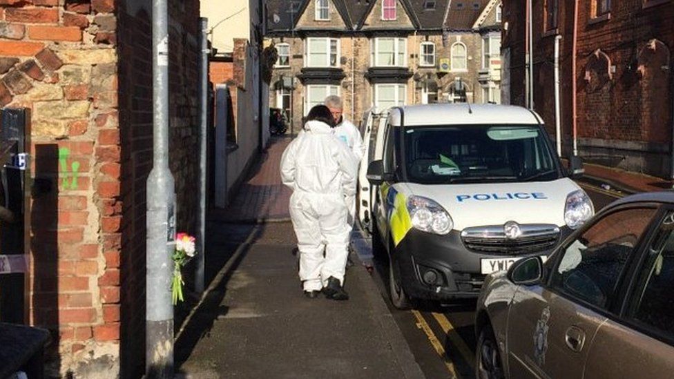 Hull murder inquiry after 'violent altercation' death - BBC News