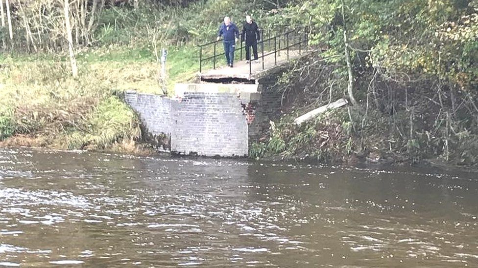 L﻿ong haul ahead to replace Annan's washed away bridges - BBC News