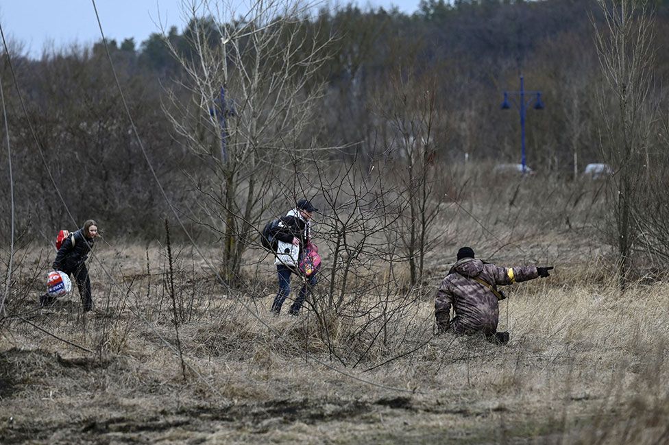 War in Ukraine: Evacuees flee cities amid Russian shelling - BBC News