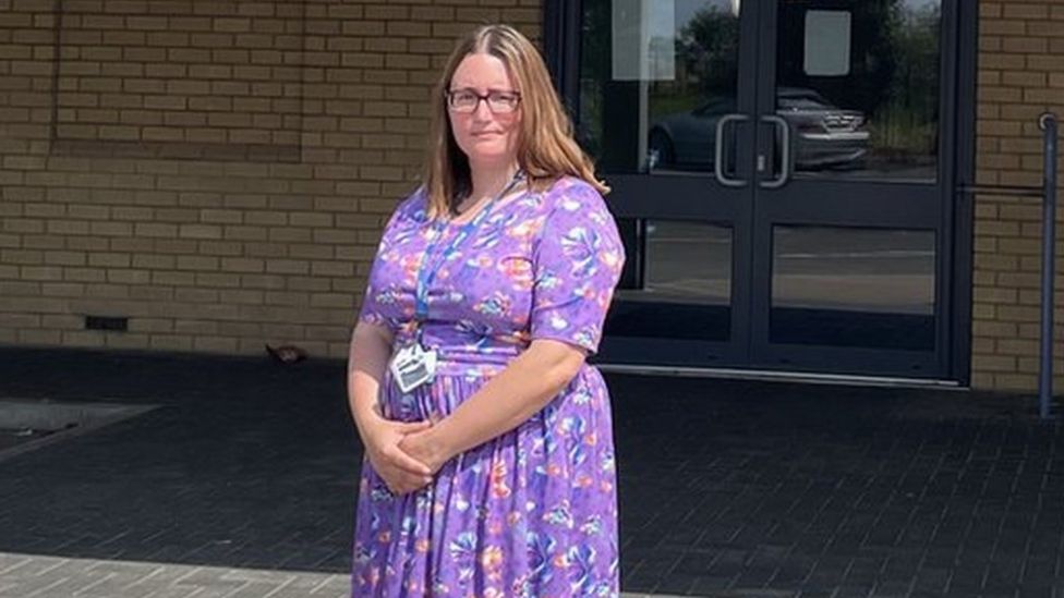 Staff lose jobs as iPad records Essex school 'misconduct' - BBC News