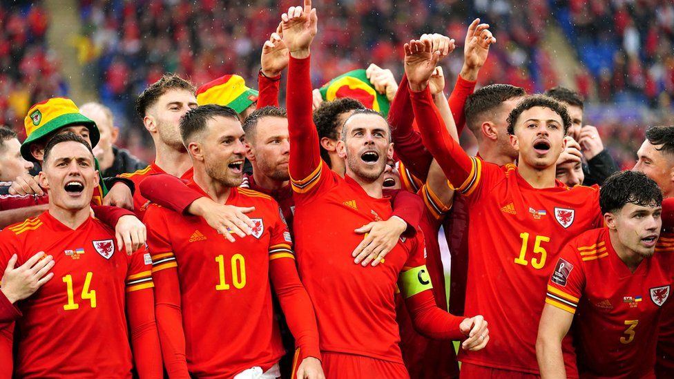 In pictures: Wales' emotional World Cup return - BBC News