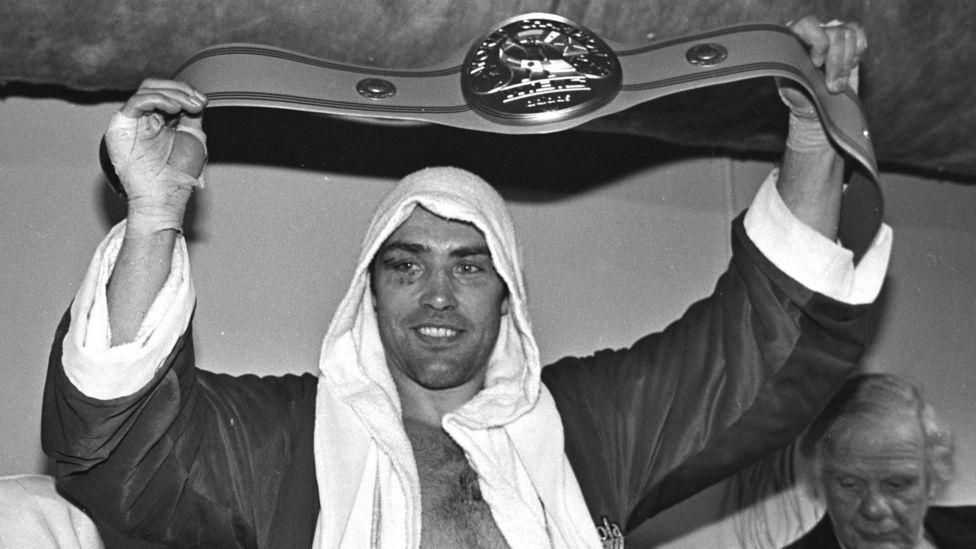 Crawley funeral for boxing legend Alan Minter - BBC News