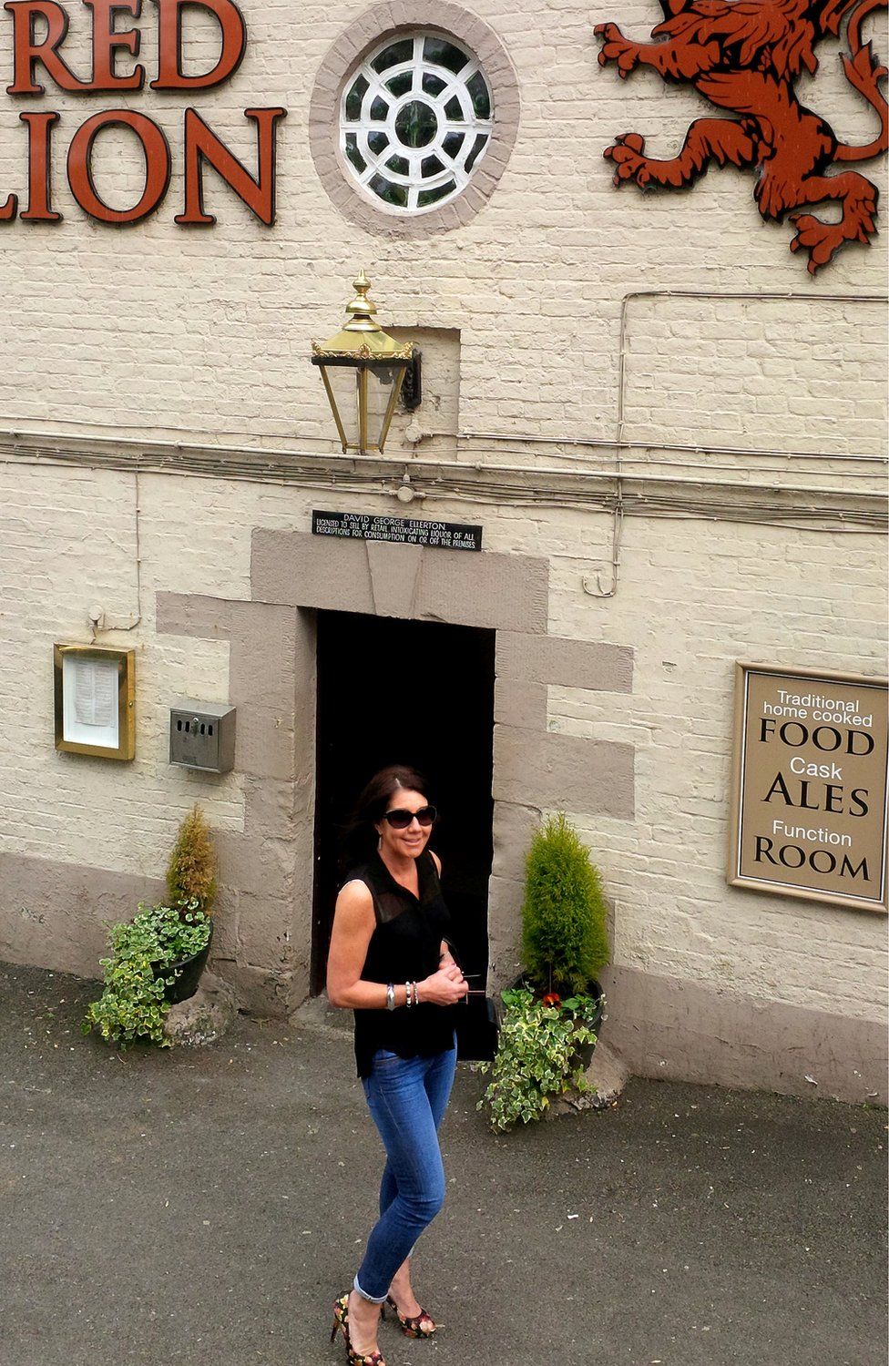 Lancashire woman visits Britain's 656 Red Lion pubs - BBC News