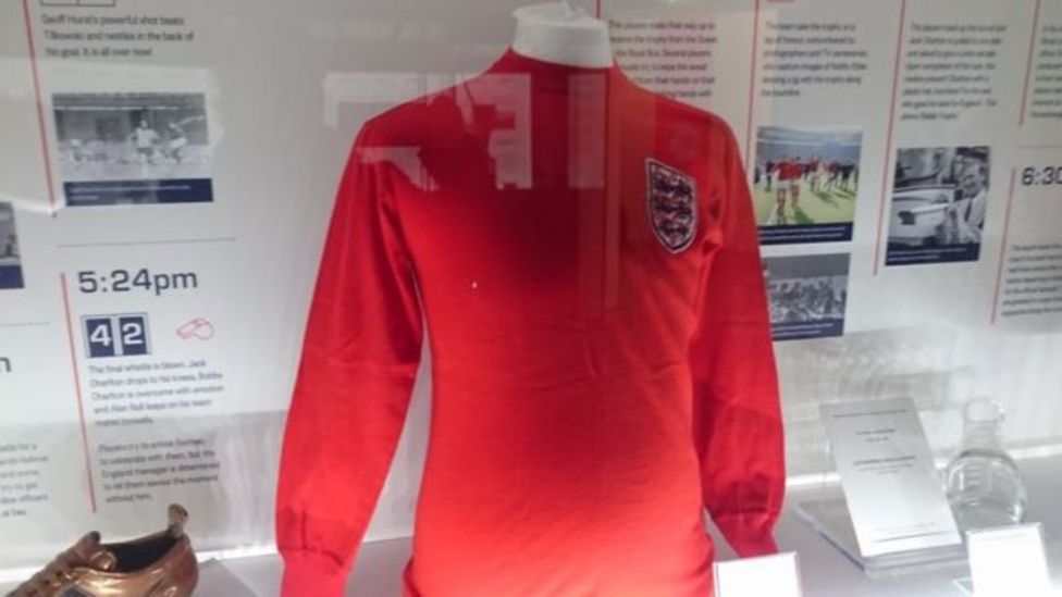 Sir Geoff Hurst's 1966 England World Cup final shirt goes unsold - BBC News