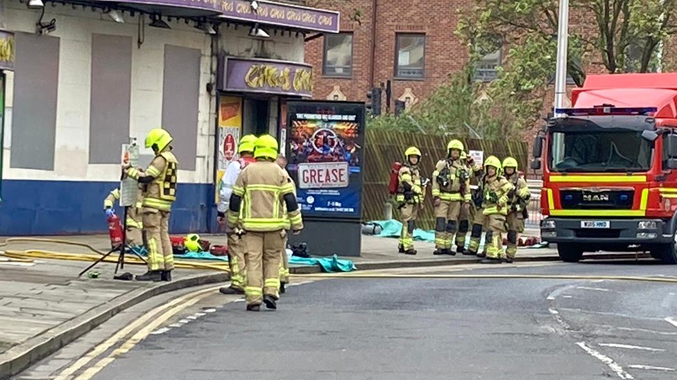 Fire breaks out in empty Hull office block - BBC News