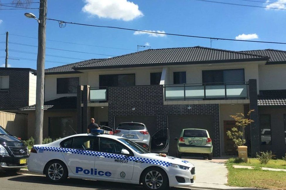 Sydney police arrest two in anti-terror raid - BBC News