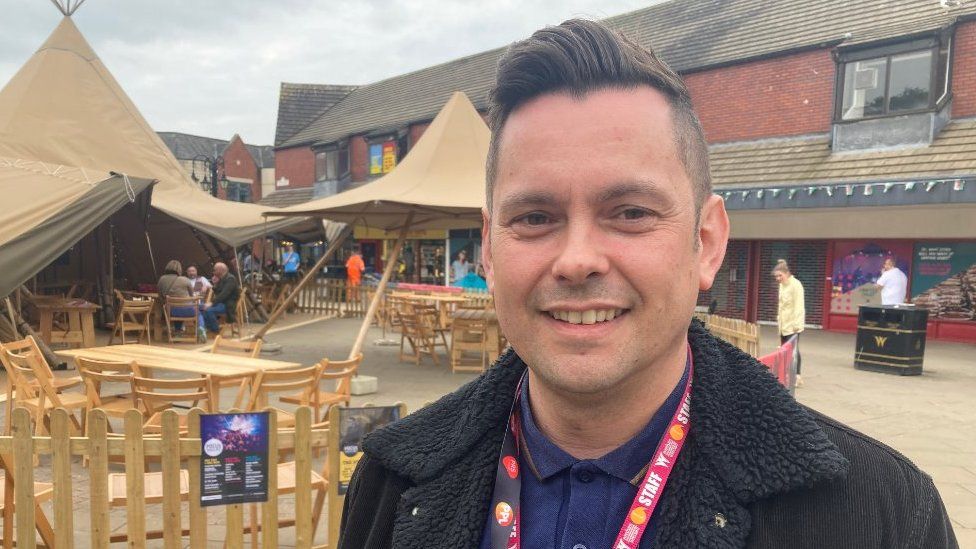 Diwylliant Wrecsam i elwa o lwyddiant y pêl-droedwyr? - BBC Cymru Fyw