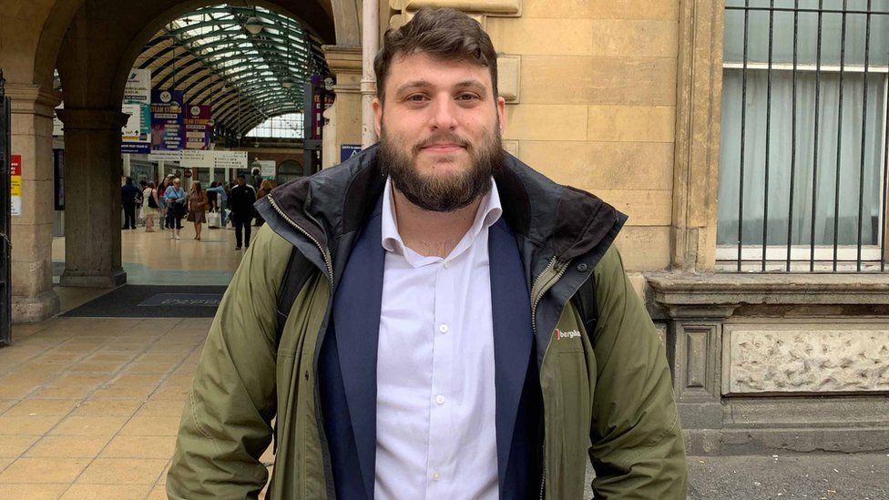 Ticket office closure plans split public opinion - BBC News