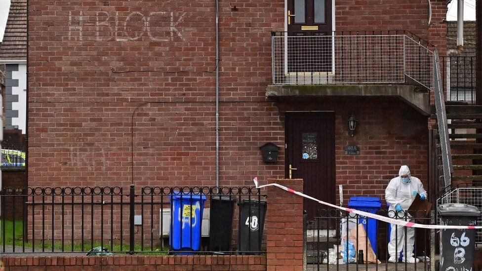 West Belfast shooting: Man killed was murder suspect - BBC News