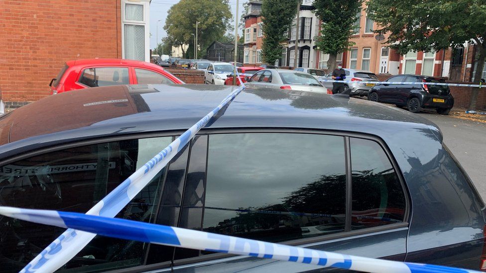 Leicester fatal stabbing prompts murder investigation - BBC News