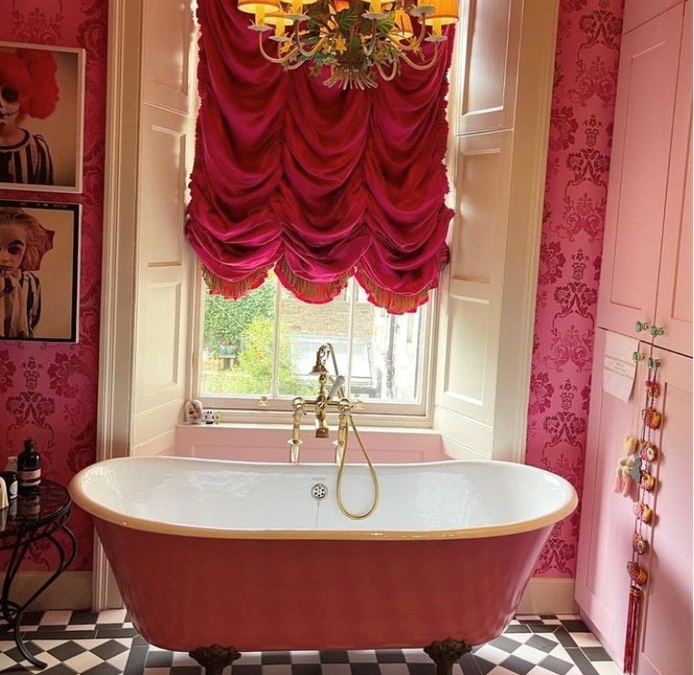 Edinburgh historic house owner ordered to repaint pink door - BBC News