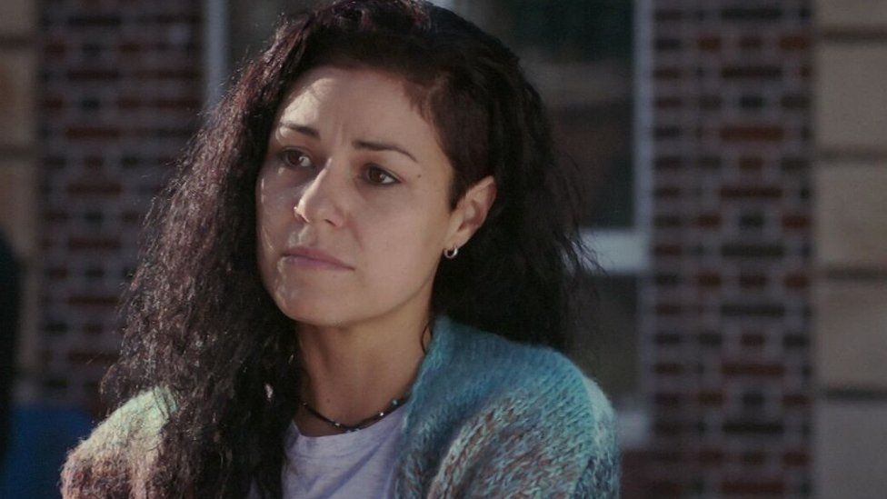 Yr actores Fflur Medi Owen a gweithio fel 'doula' - BBC Cymru Fyw