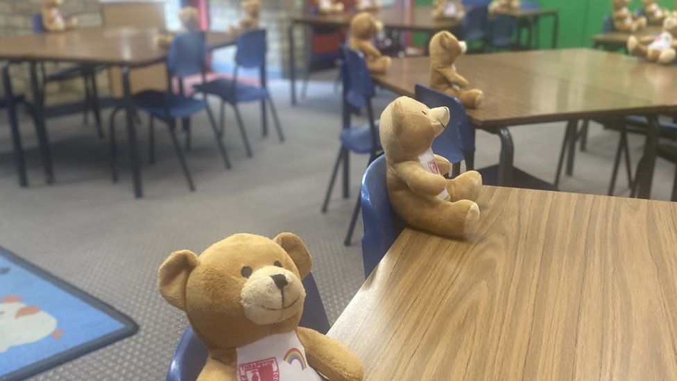 Thrapston teddy bears star in back-to-school assembly - BBC News