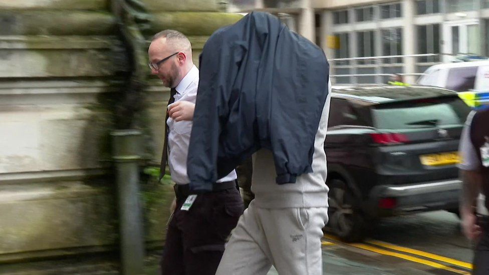 Plismon yn gwadu cyhuddiadau'n cynnwys dwyn £16,000 - BBC Cymru Fyw